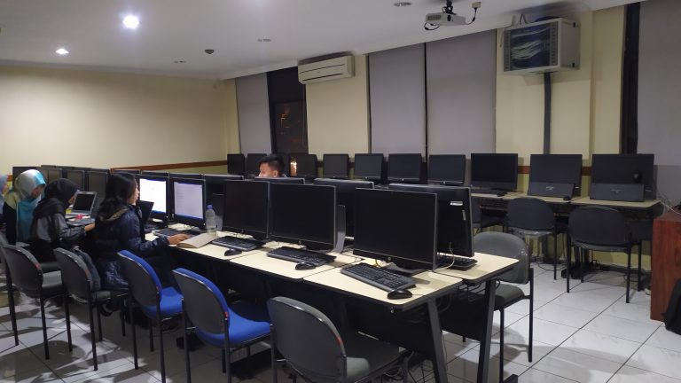 06 Ruangan Lab komputer Pusat Menteng – Biro Operasional Perkuliahaan